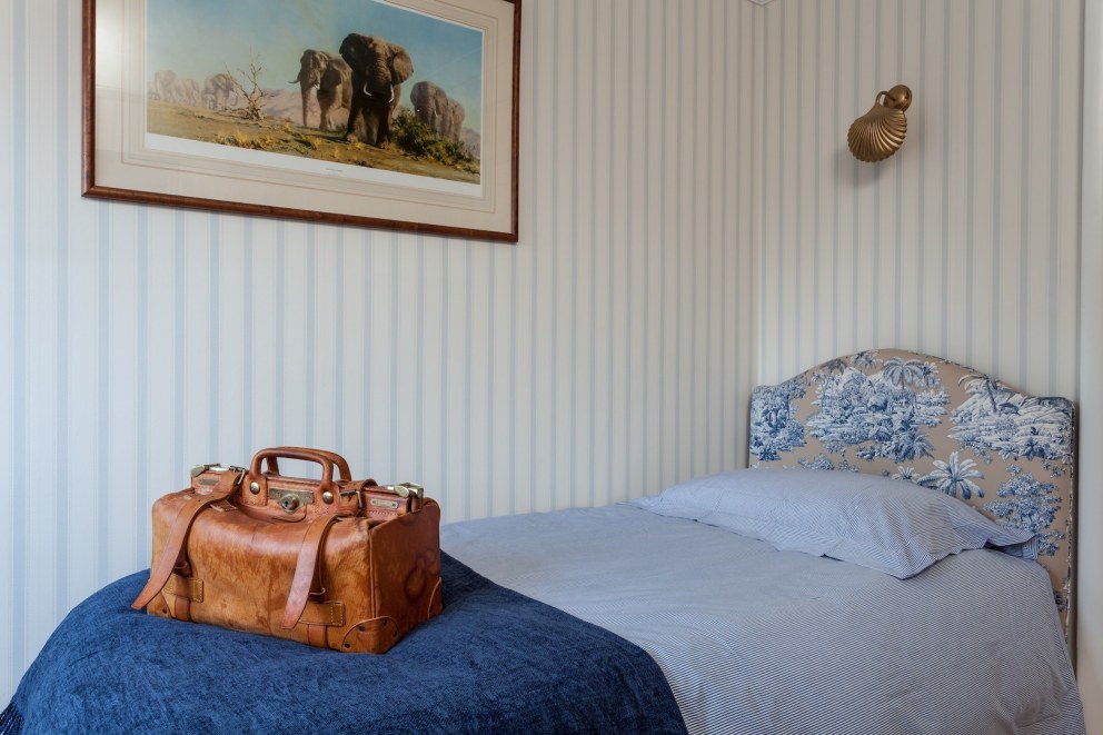 Guest bedroom / Edwardian Family Home, Claygate - InteriorDesigners.net