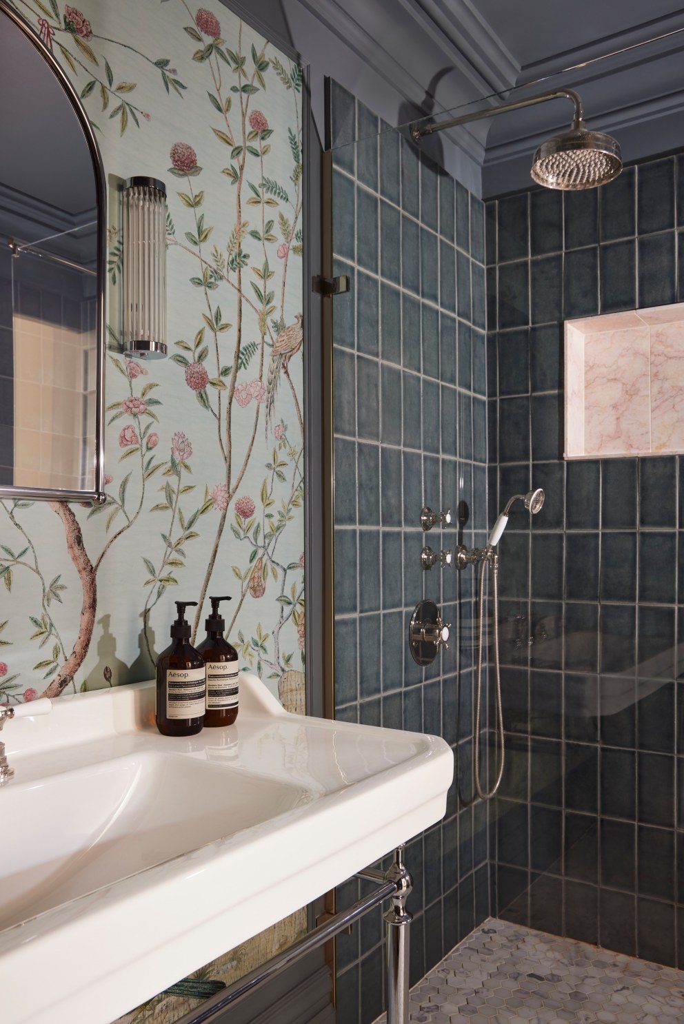 Ensuite with Iksel Wallpaper / Redcliffe Gardens - InteriorDesigners.net